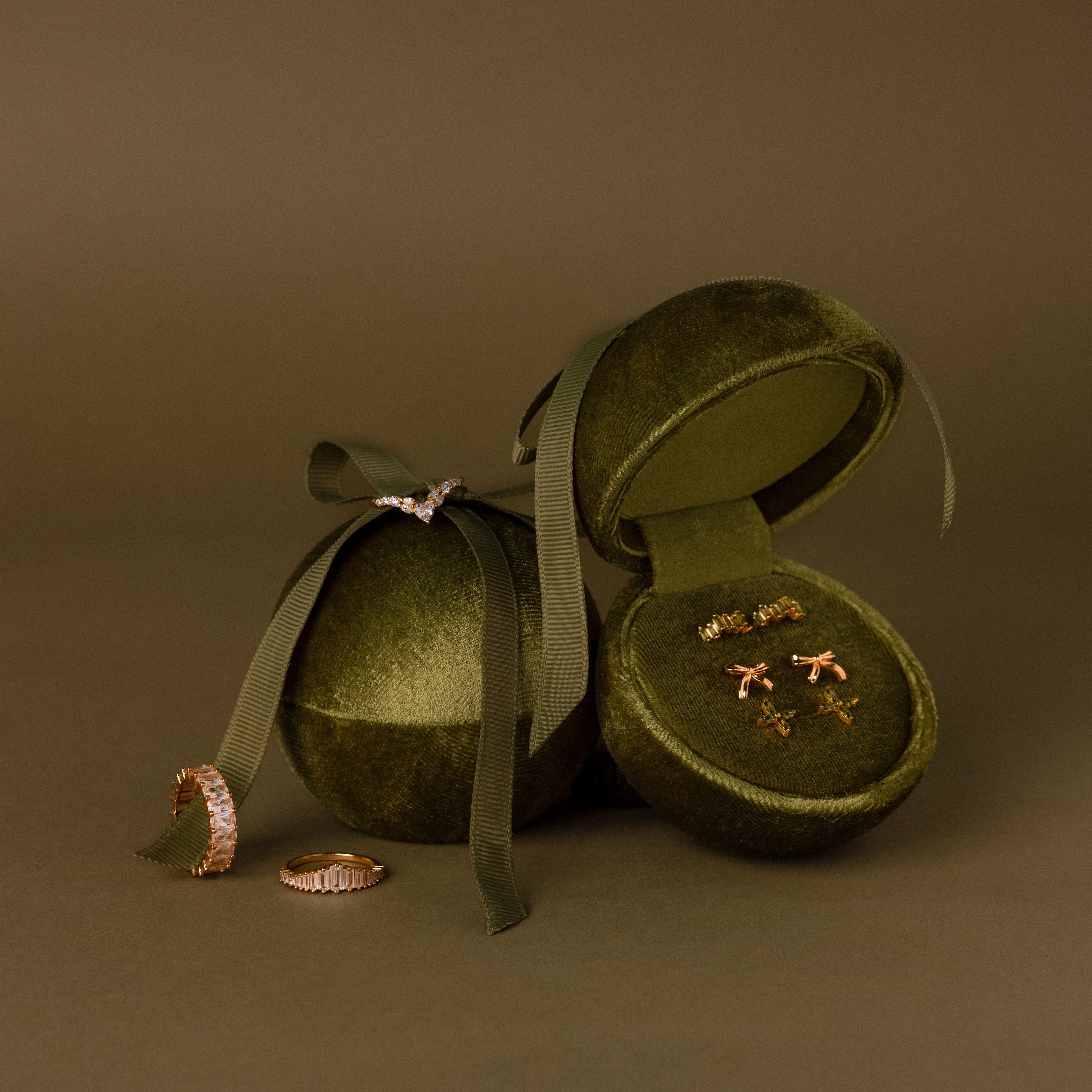 Green Velvet Ornament Jewelry Box | Holiday Gifts | Caitlyn Minimalist